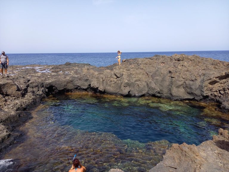 Linosa: la spiaggia e le cale di scogli dell’isola – TraghettiUp – Blog ...